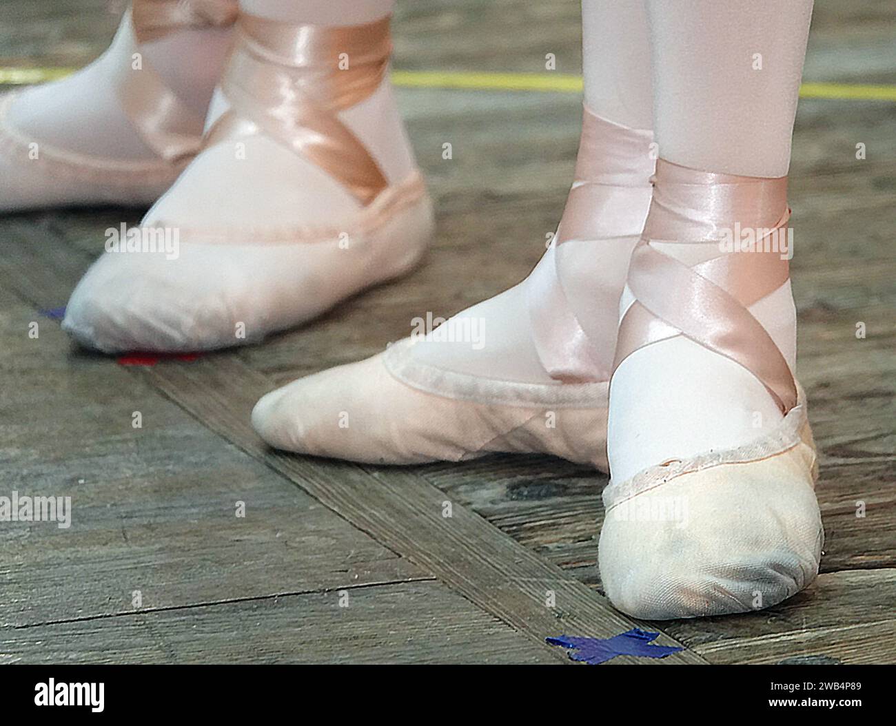 Children's feet in pointe shoes, class in a children's ballet studio ...