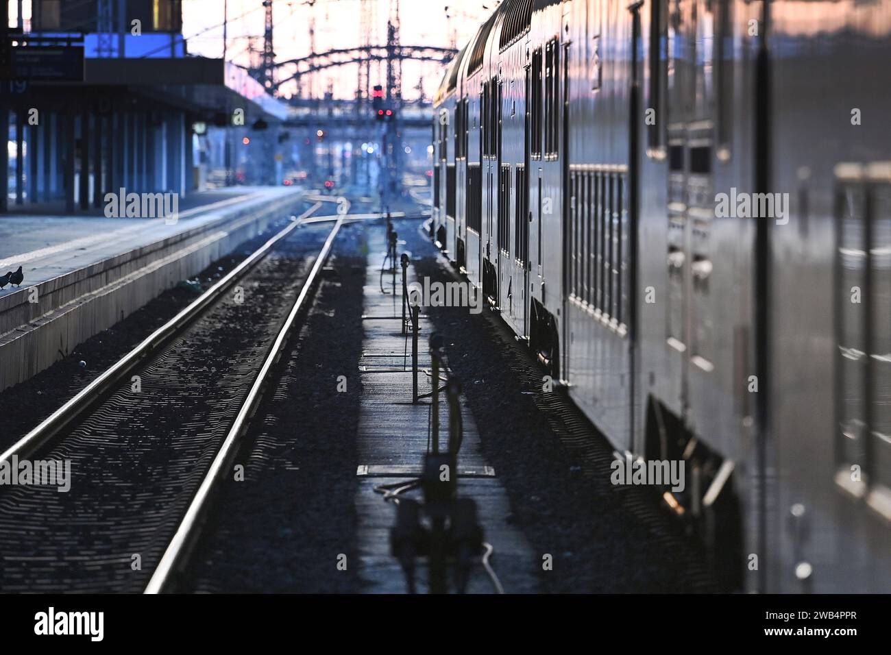 Themenfoto Bahnstreik Leerer Bahnsteig am Hauptbahnhof Muenchen. *** Theme photo Rail strike ...