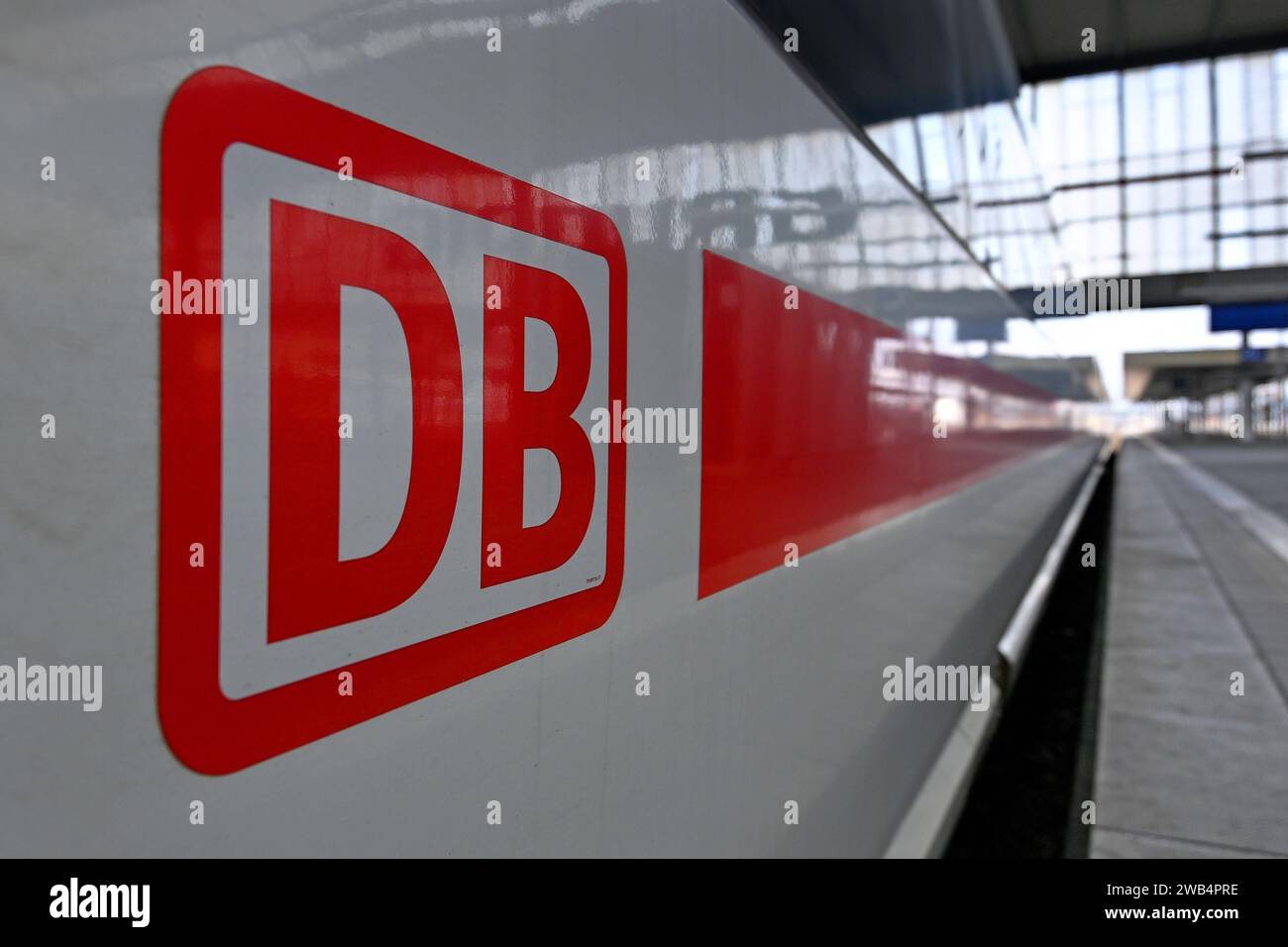 Themenfoto Bahnstreik DB Logo an einem ICE,Close Up. *** Theme photo rail strike DB logo on an ...