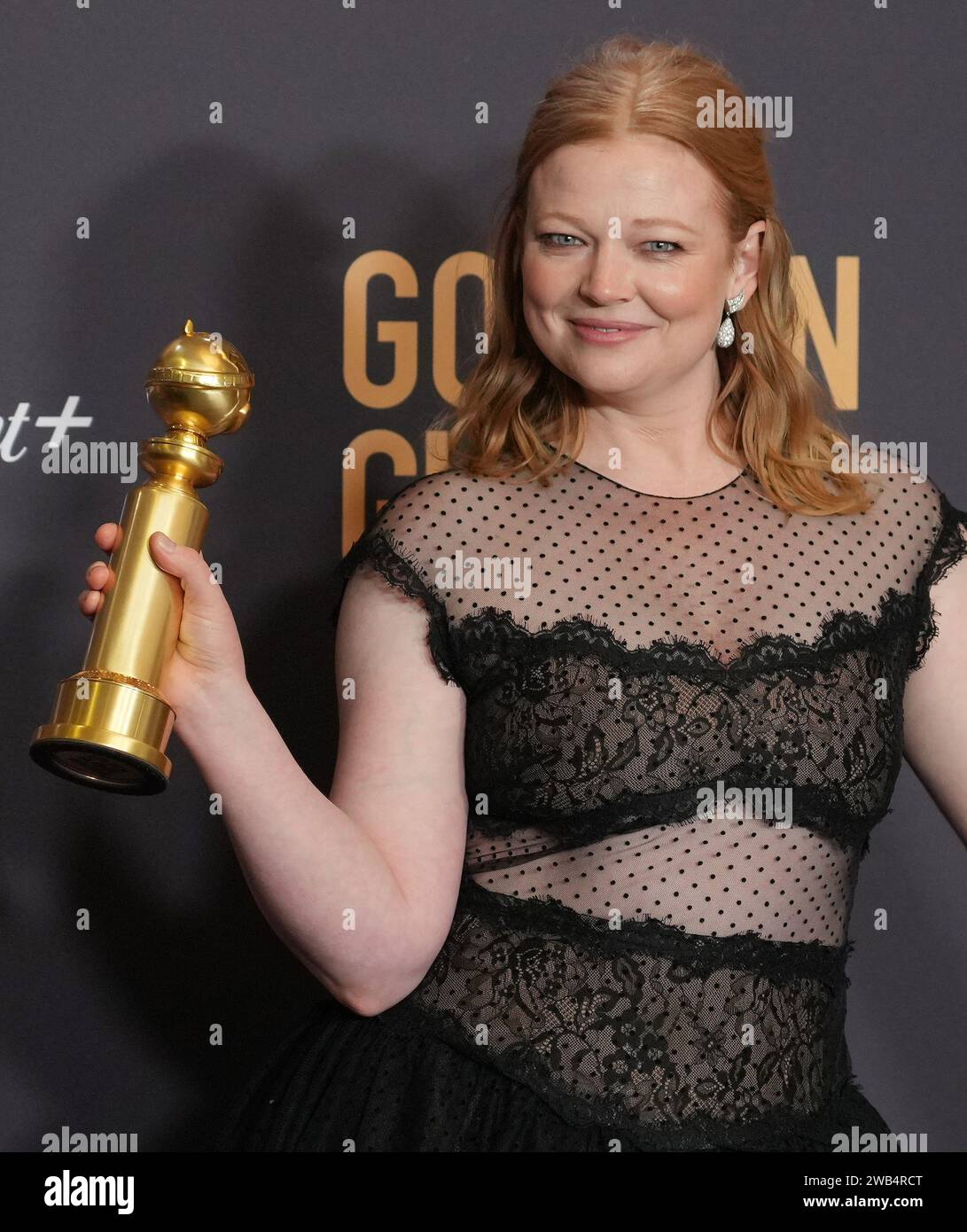 Los Angeles, USA. 07th Jan, 2024. Sarah Snook poses with the award for ...