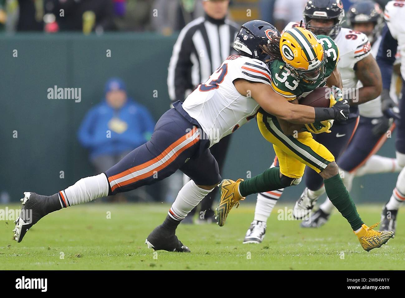 Chicago Bears linebacker T.J. Edwards (53) tackles Green Bay Packers ...