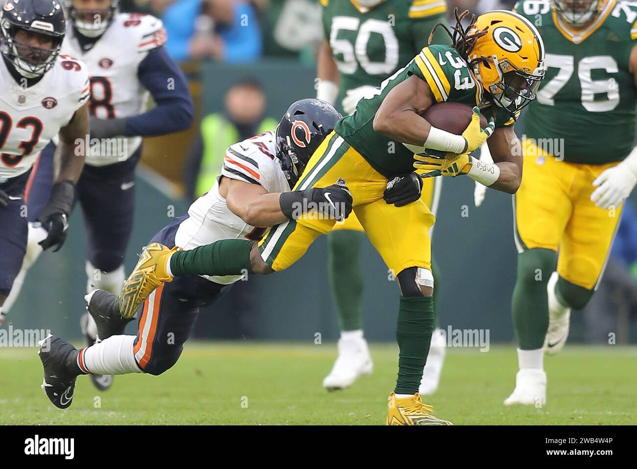 Chicago Bears linebacker T.J. Edwards (53) tackles Green Bay Packers ...