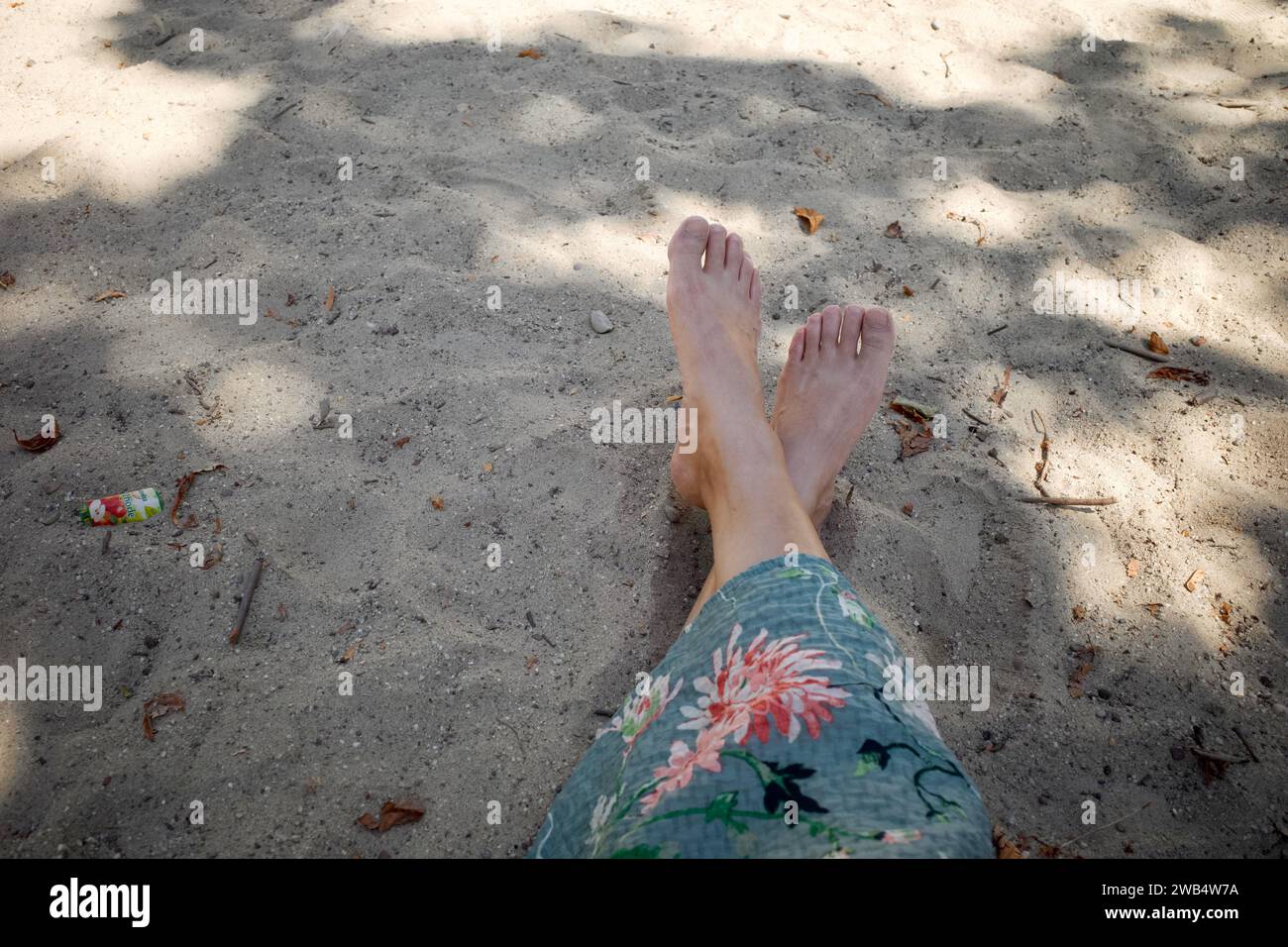 Beautiful women crossed legs hi-res stock photography and images - Alamy