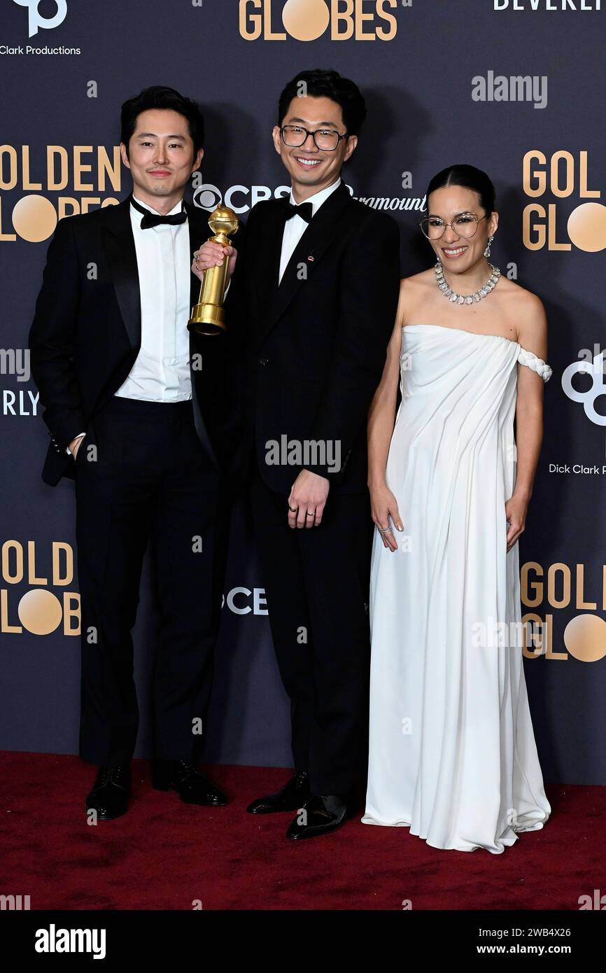 Steven Yeun, Lee Sung Jin und Ali Wong mit dem Preis für die beste Mini-Serie Beef bei der ...