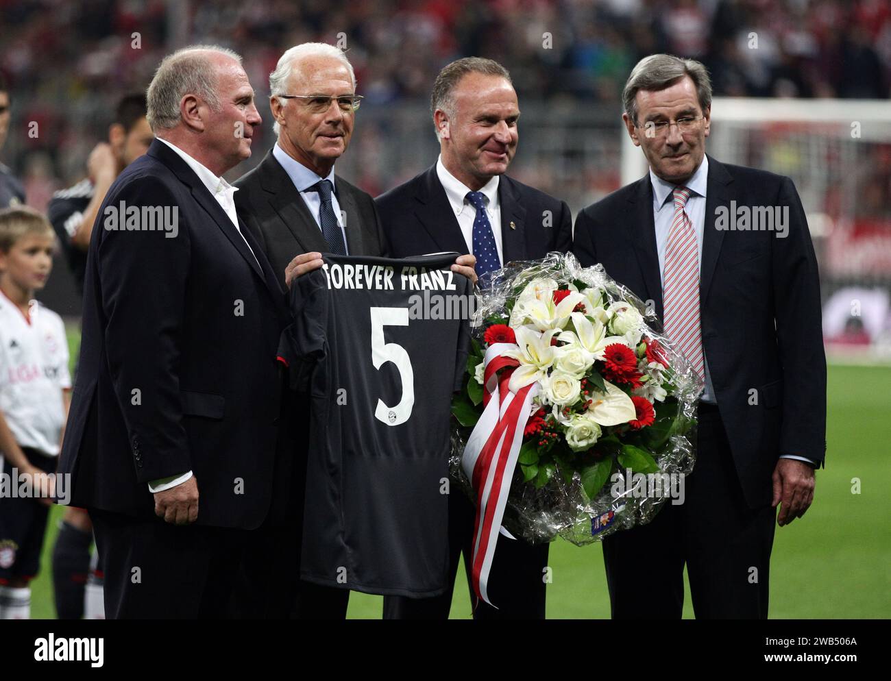 Ehrung von Franz Beckenbauer durch Bayern PrŠsident Uli Hoeness (li) , Karl-Heinz Rummenigge ...