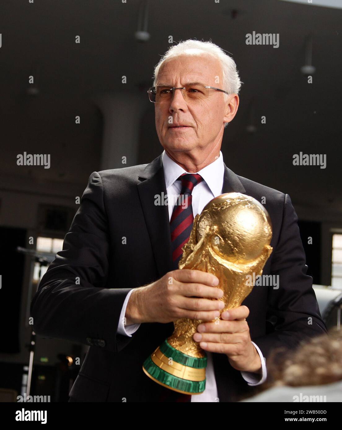 Franz Beckenbauer mit WM Pokal © diebilderwelt / Alamy Stock Stock ...