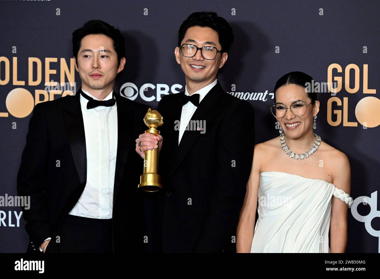 Steven Yeun, Lee Sung Jin und Ali Wong mit dem Preis für die beste Mini-Serie 'Beef' bei der ...
