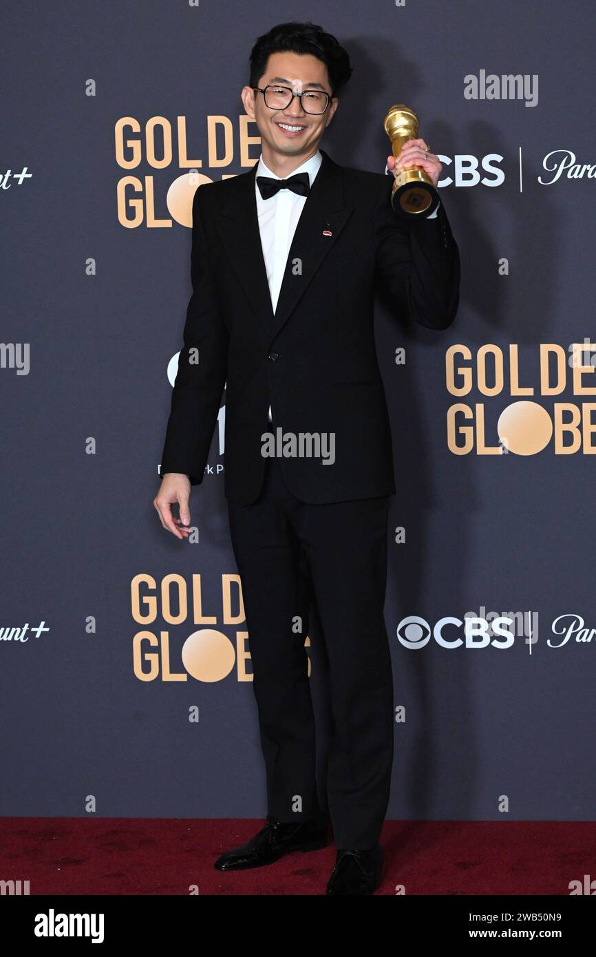 Lee Sung Jin mit dem Preis für die beste Mini-Serie 'Beef' bei der Verleihung der 81. Golden ...