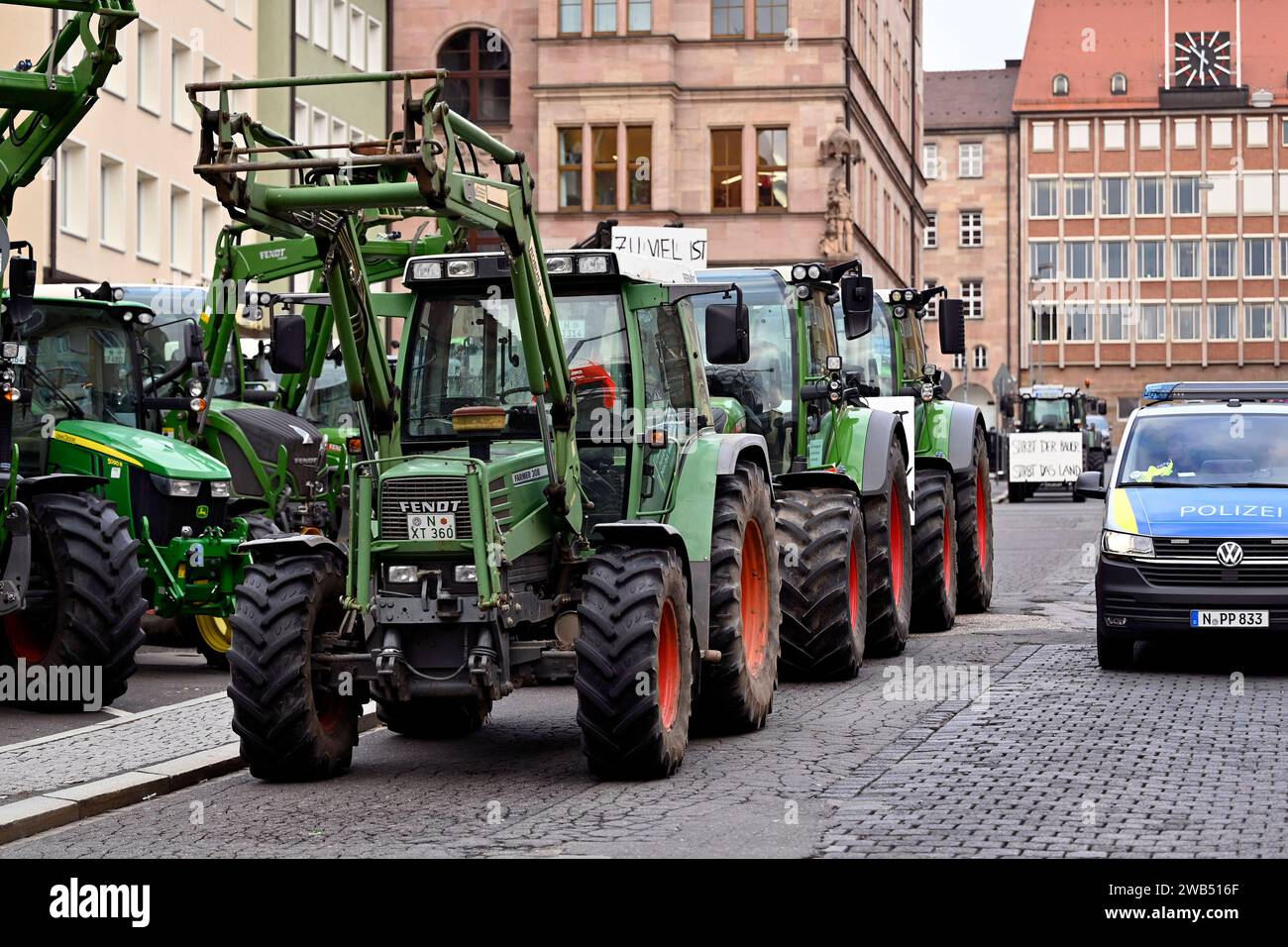 Rote traktoren hi-res stock photography and images - Alamy