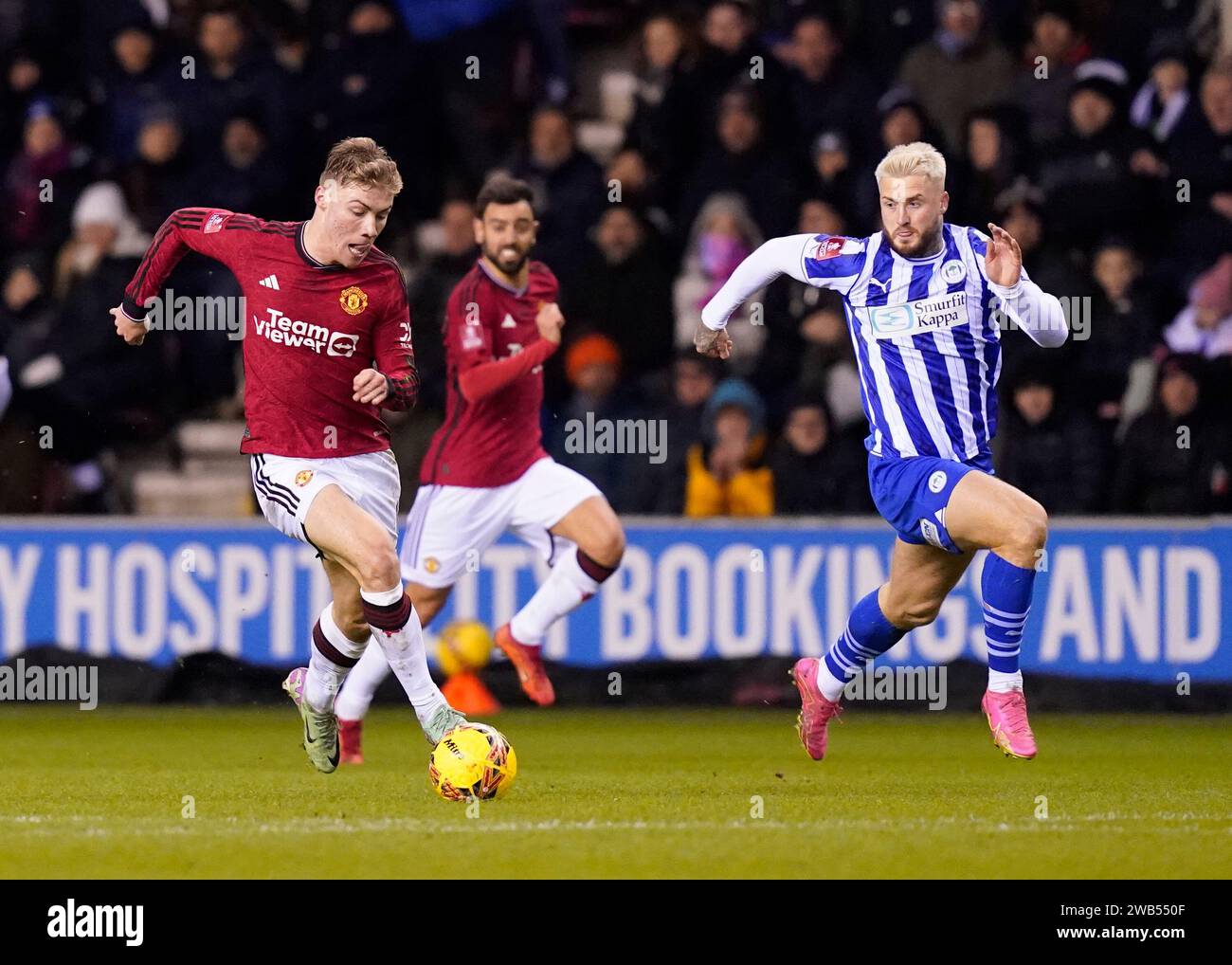Wigan, UK. 8th Jan, 2024. Rasmus Højlund of Manchester United tussles ...