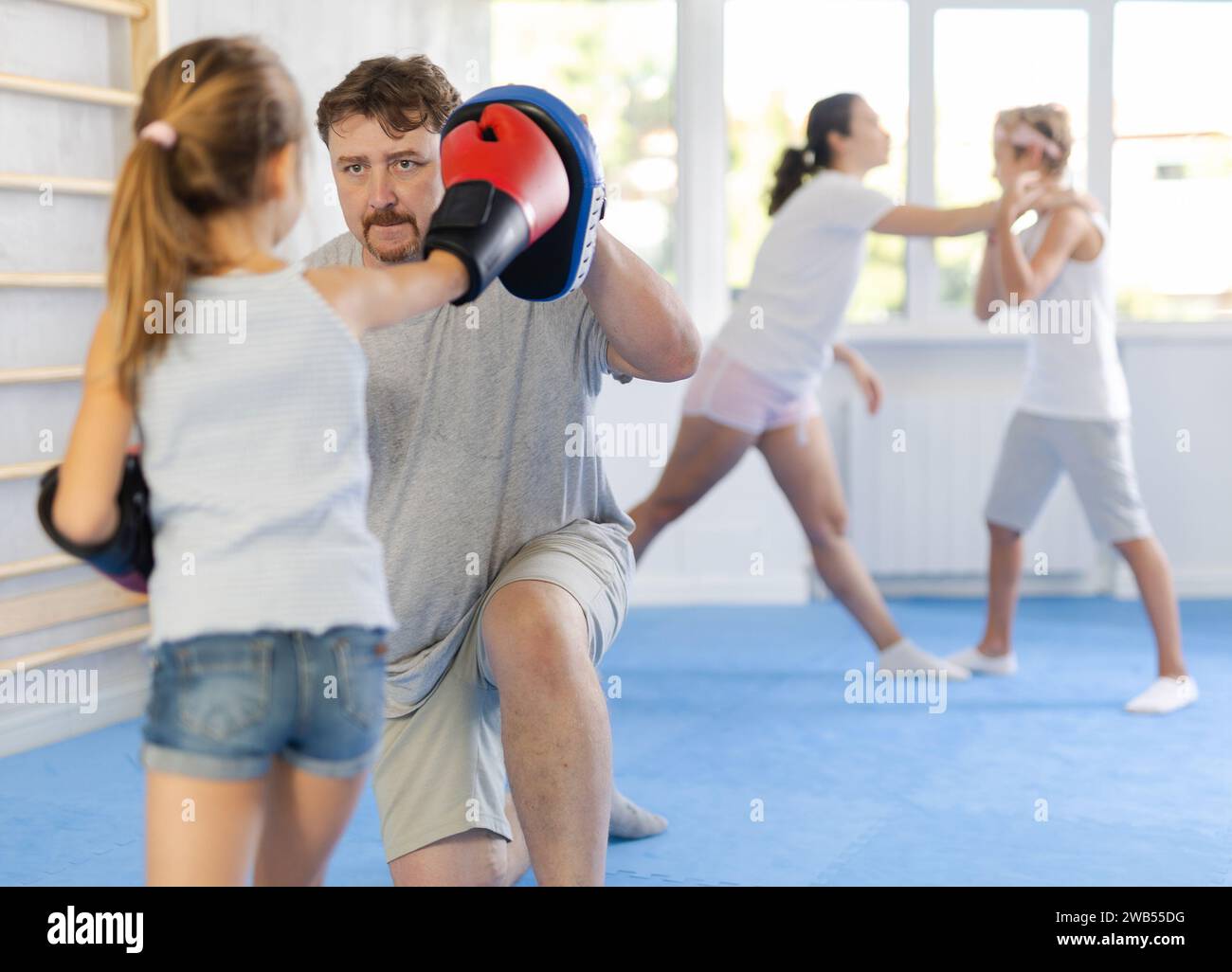 Girl hitting the focus mitts held by his boxing father Stock Photo - Alamy