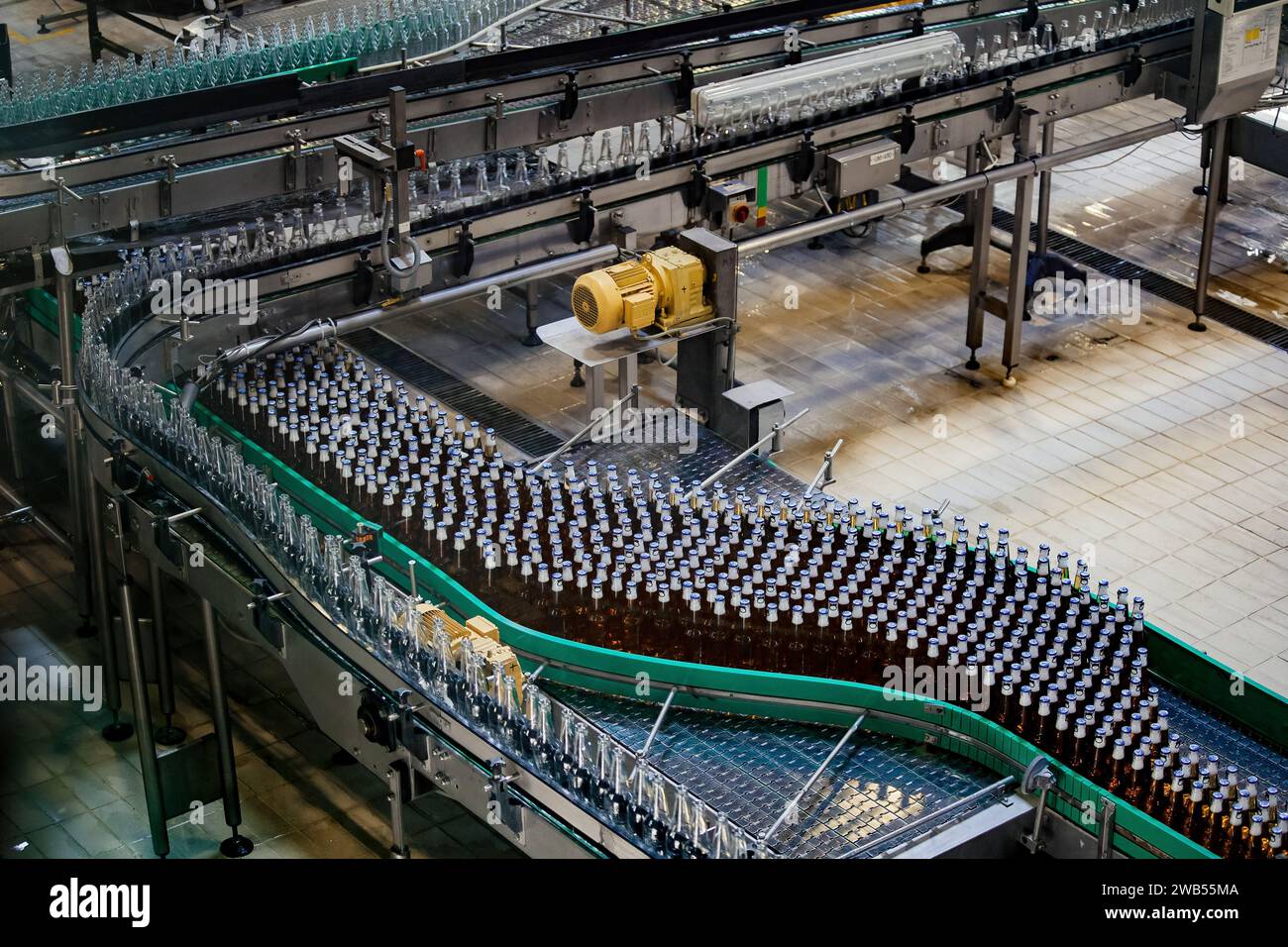 Glass bottles moving on assembly hi-res stock photography and images ...