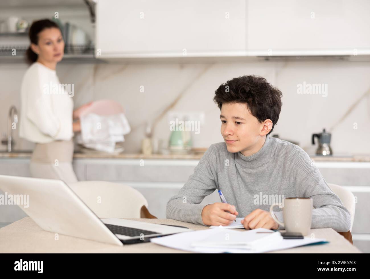 Mother child using washing hi-res stock photography and images - Alamy