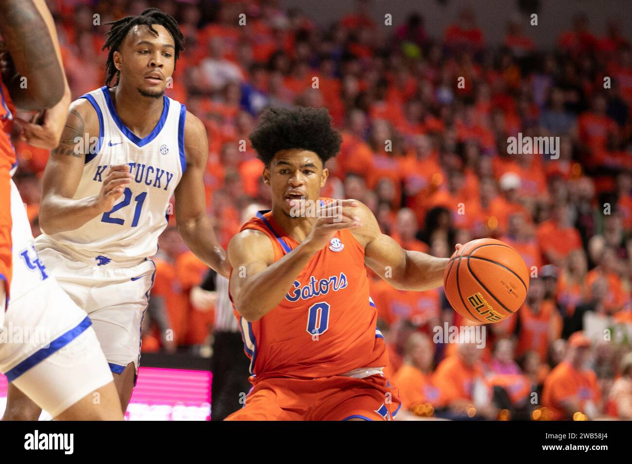 Florida guard Zyon Pullin (0) drives against Kentucky guard D.J. Wagner (21) during the first ...