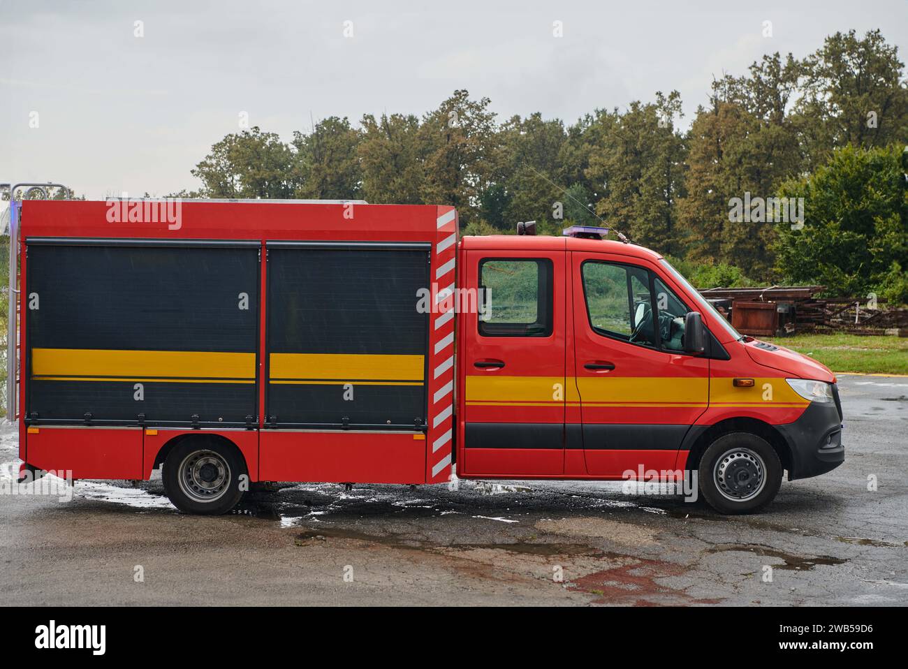 Ladder equipped fire engine stands hi-res stock photography and images ...