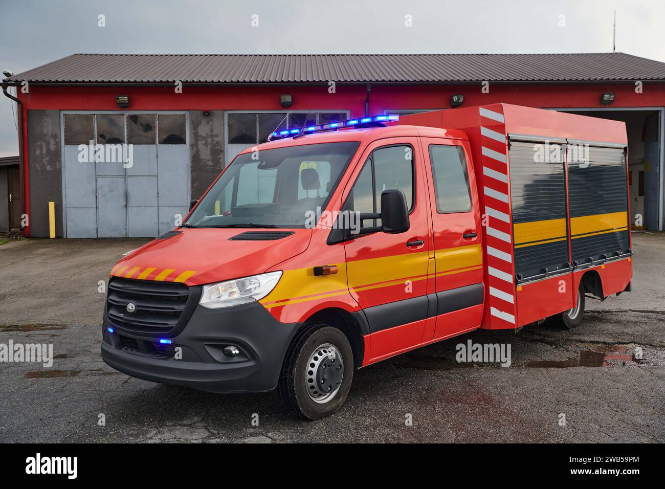Ladder equipped fire engine stands hi-res stock photography and images ...