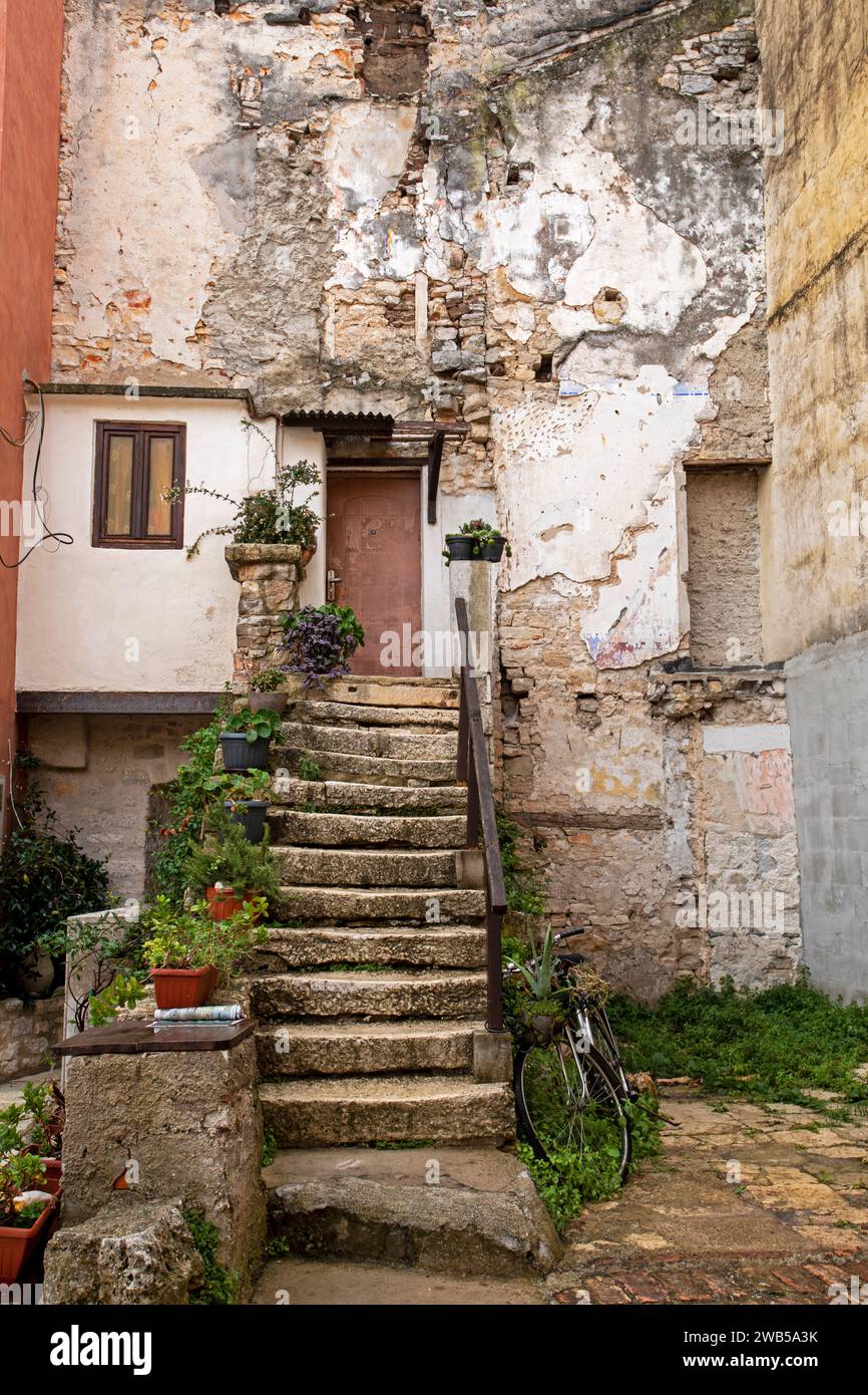 Croatian courtyard steps hi-res stock photography and images - Alamy