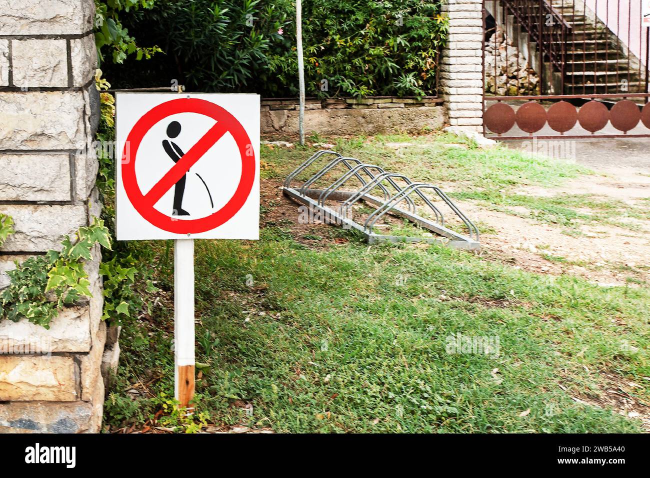 round sign prohibiting peeing on lawns Stock Photo - Alamy