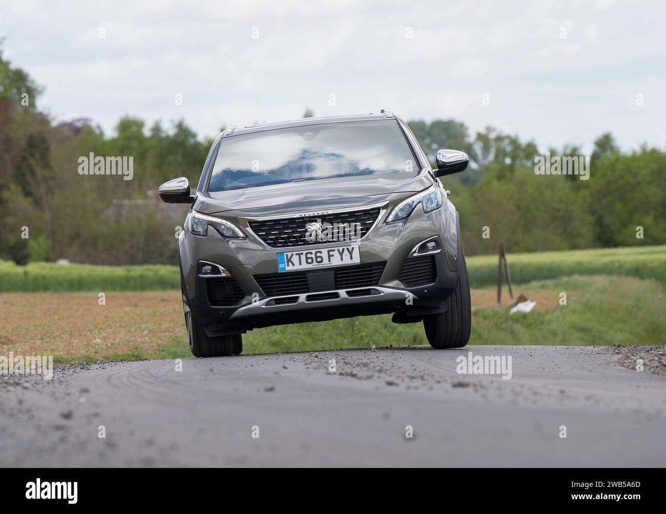 2018 Peugeot 3008 SUV cornering hard and showing how SUVs roll badly on ...