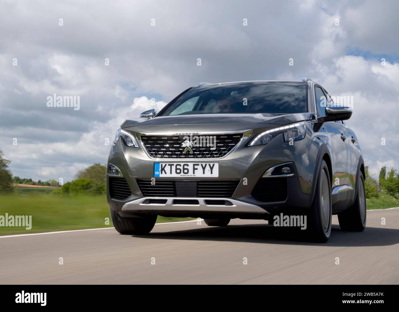 Tracking suv hi-res stock photography and images - Alamy