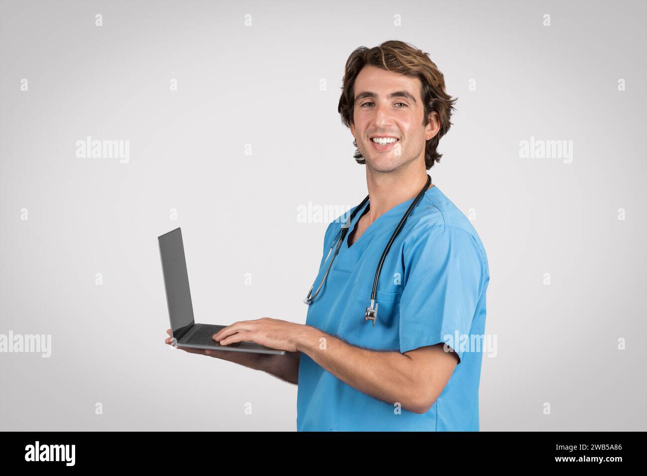Nurse on laptop hi-res stock photography and images - Alamy