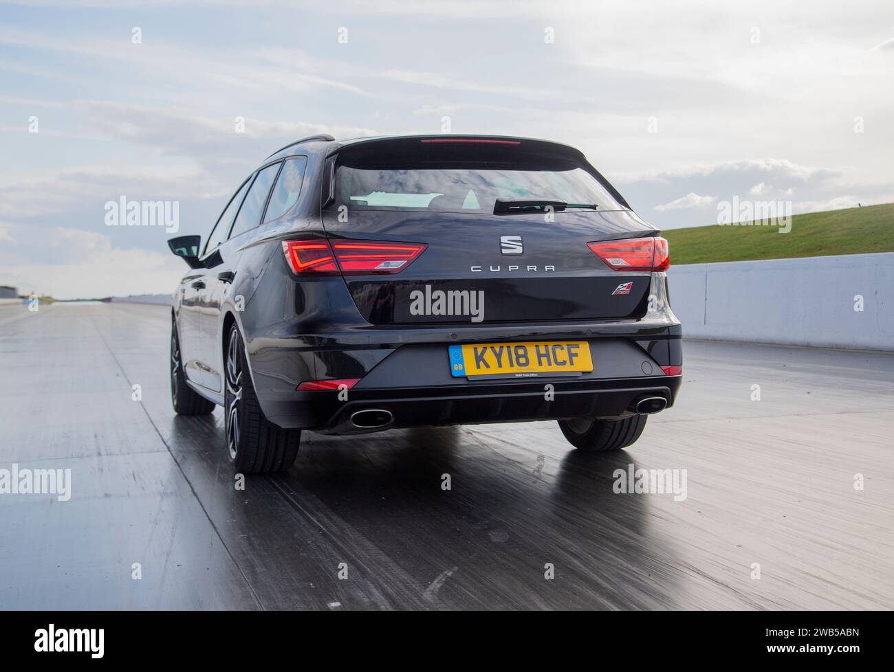 2018 SEAT Leon ST Cupra 300 fast estate based on the VW Golf R Stock ...