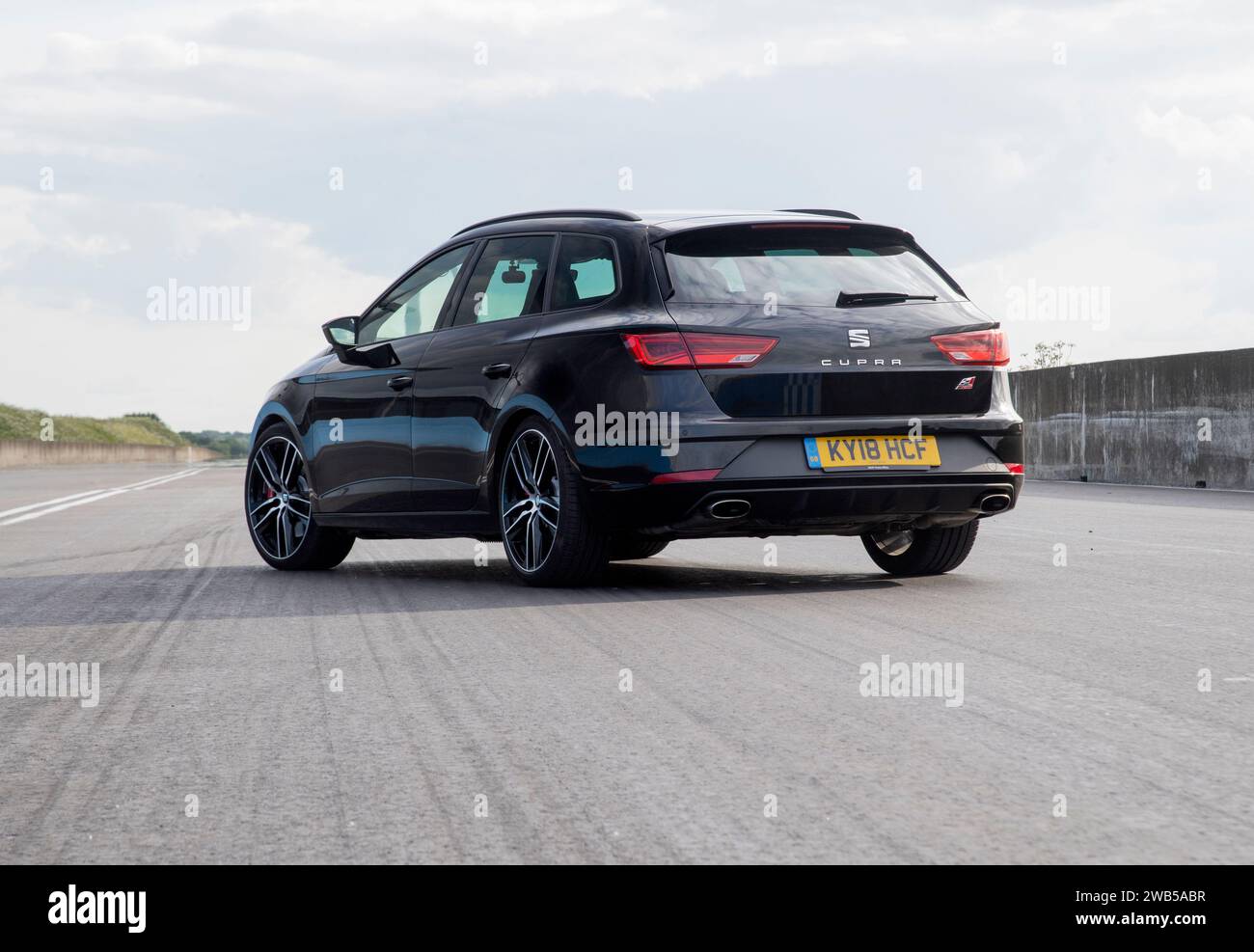 2018 SEAT Leon ST Cupra 300 fast estate based on the VW Golf R Stock ...