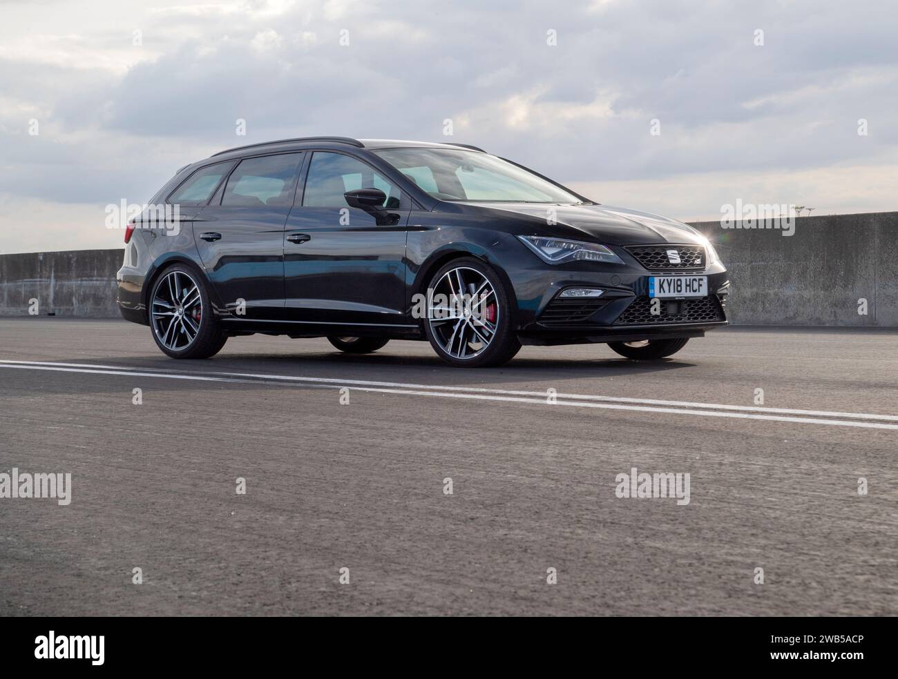 2018 SEAT Leon ST Cupra 300 fast estate based on the VW Golf R Stock ...