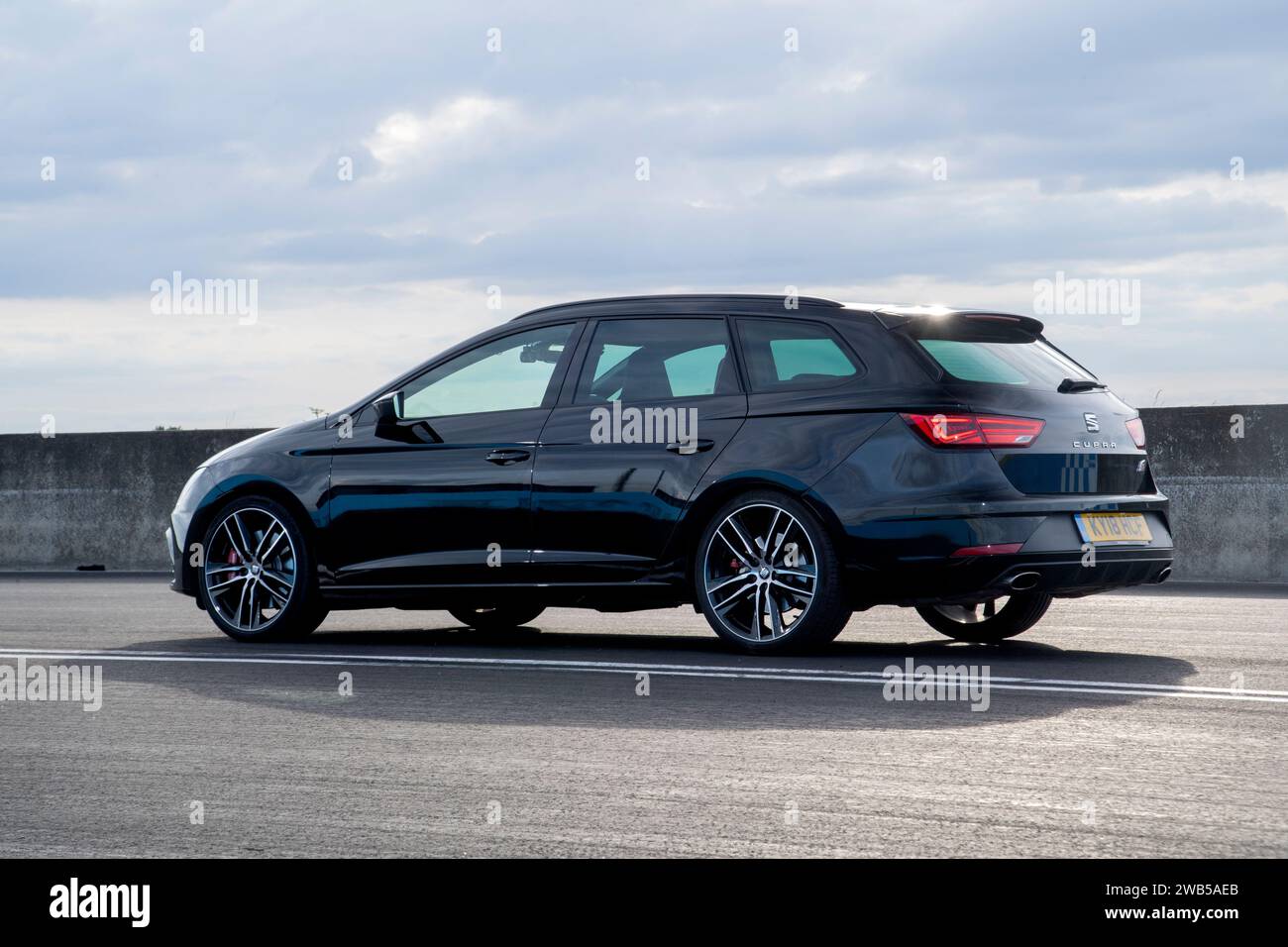 2018 SEAT Leon ST Cupra 300 fast estate based on the VW Golf R Stock ...