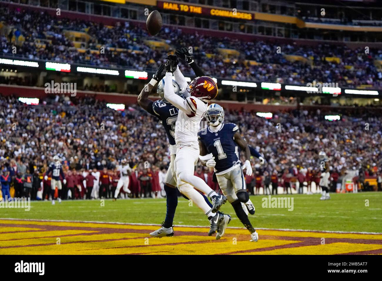 Dallas Cowboys linebacker Damone Clark (33) blocks a pass to Washington ...
