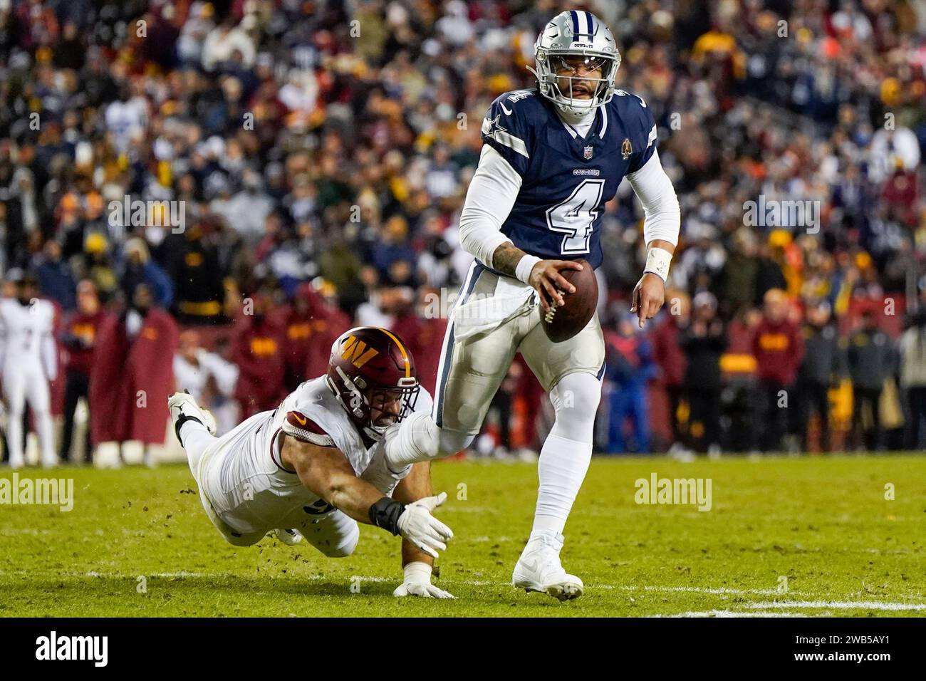 Dallas Cowboys quarterback Dak Prescott (4) runs with the ball against ...