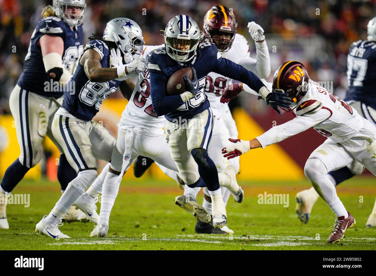 Dallas Cowboys running back Rico Dowdle (23) runs with the ball against ...