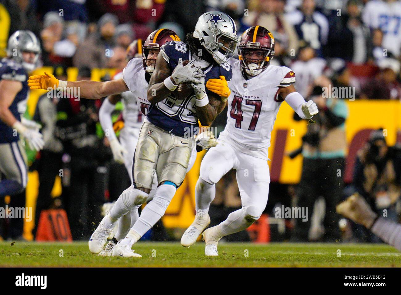 Dallas Cowboys wide receiver CeeDee Lamb (88) catches the ball against ...