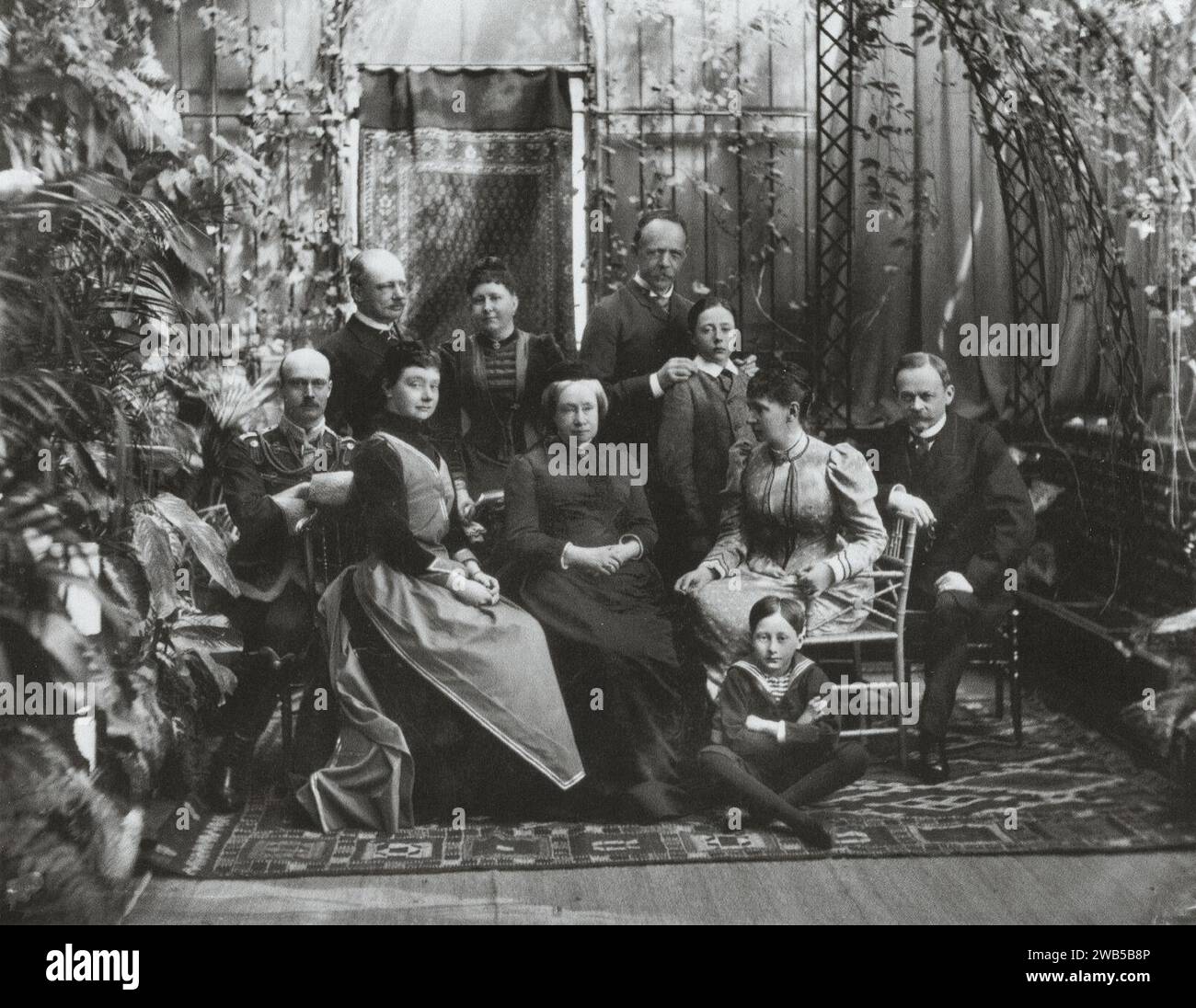 - Großherzog Carl Alexander im Kreis seiner Familie im Wintergarten des ...