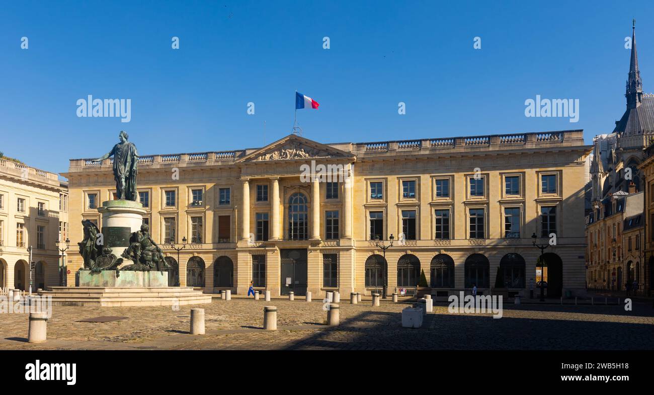 Place Royale of Reims during daytime Stock Photo - Alamy