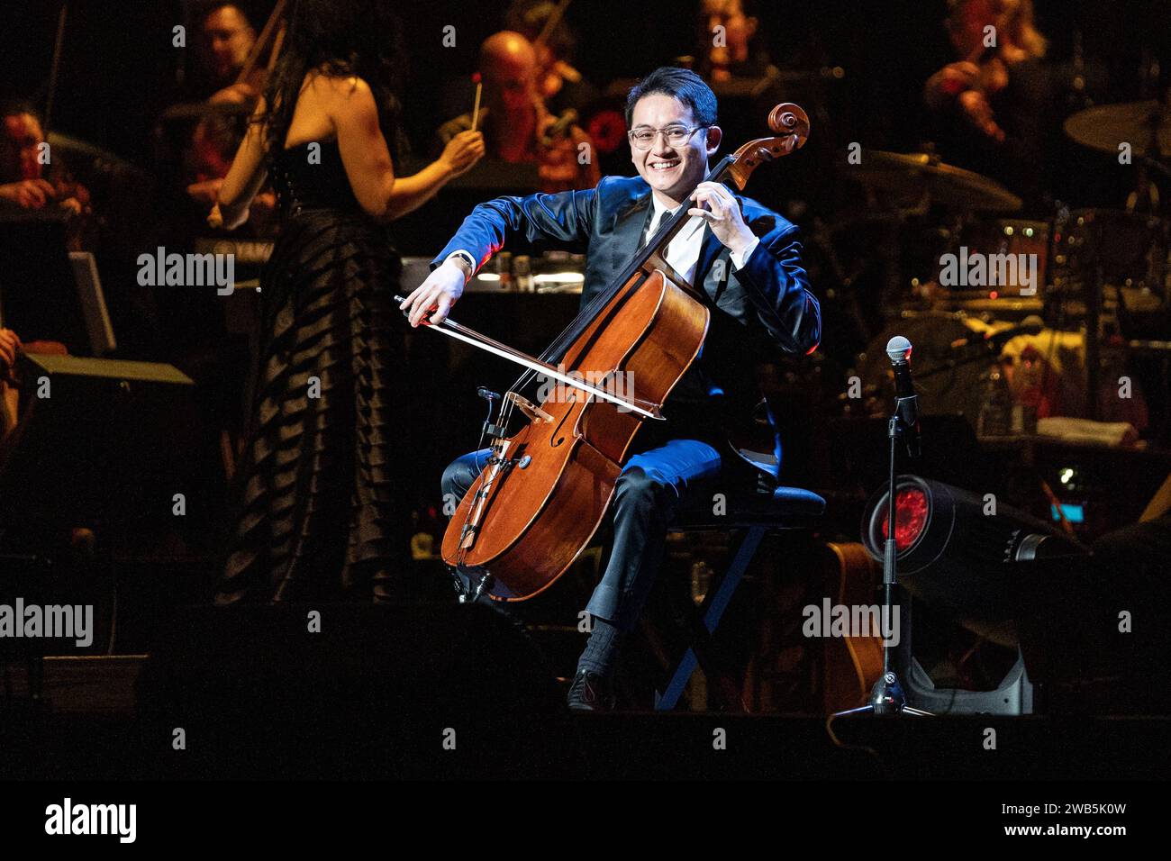Der amerikanischer Cellist Nathan Chan bei der Night of the Proms Tour ...