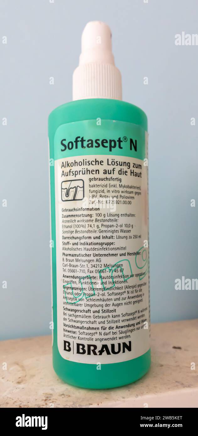 B. Braun Softasept N farblos Sprühflasche (250 ml) spray Stock Photo ...