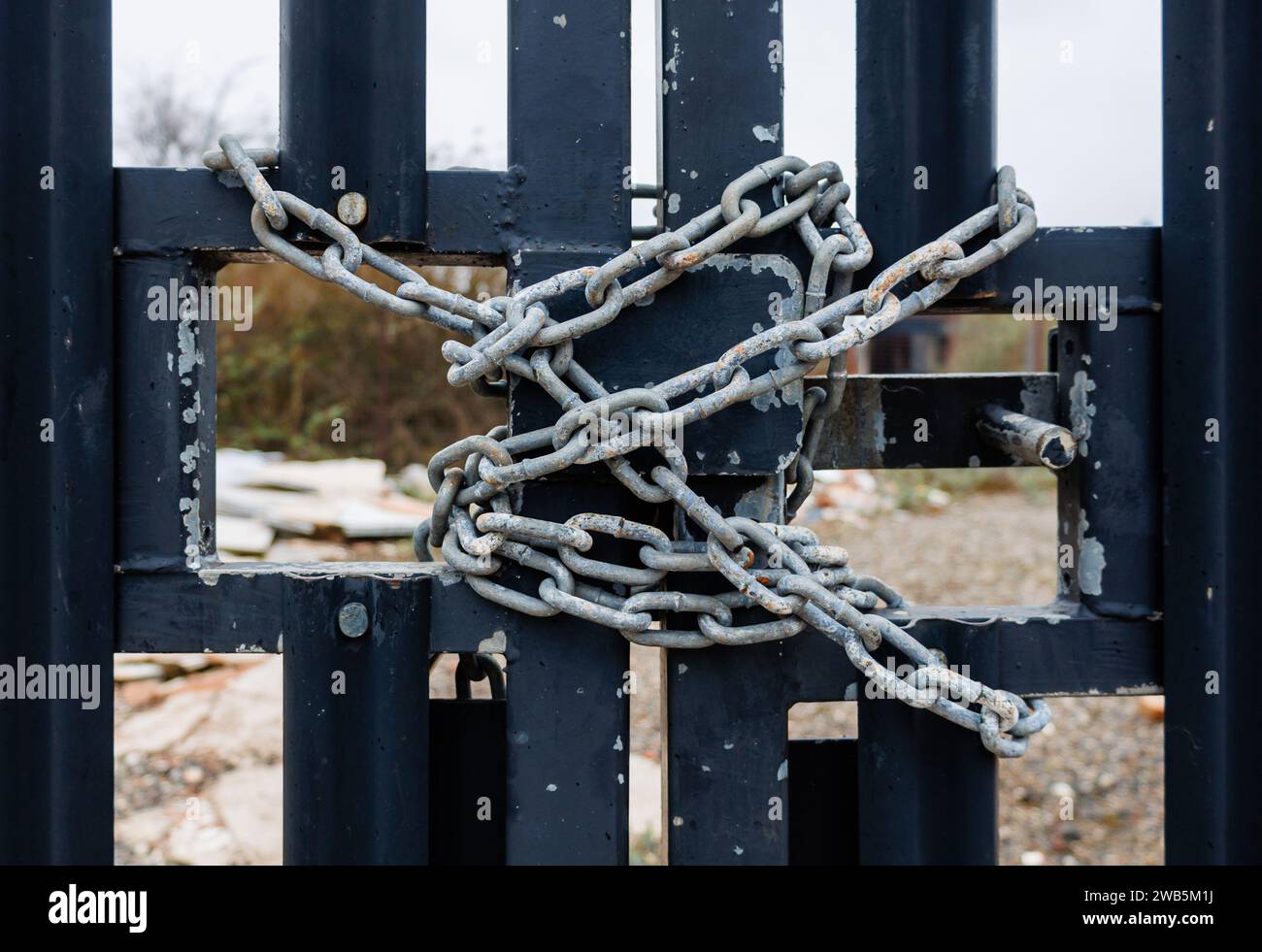Chain securing a black-painted steel gate Stock Photo - Alamy