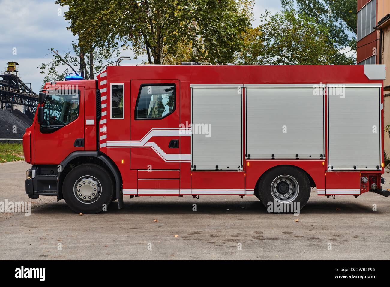 Ladder equipped fire engine stands hi-res stock photography and images ...