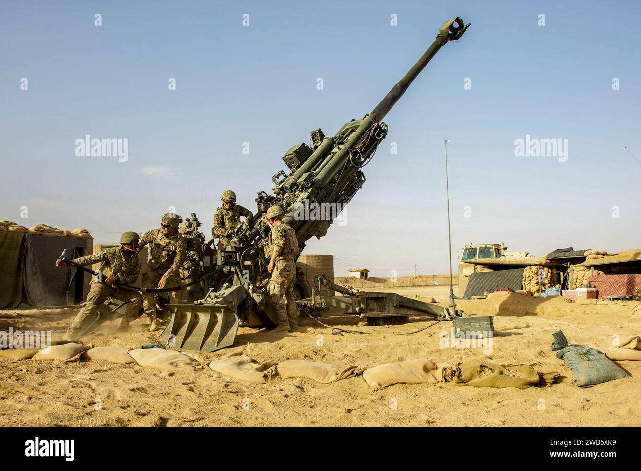 Artillery crew training hi-res stock photography and images - Alamy