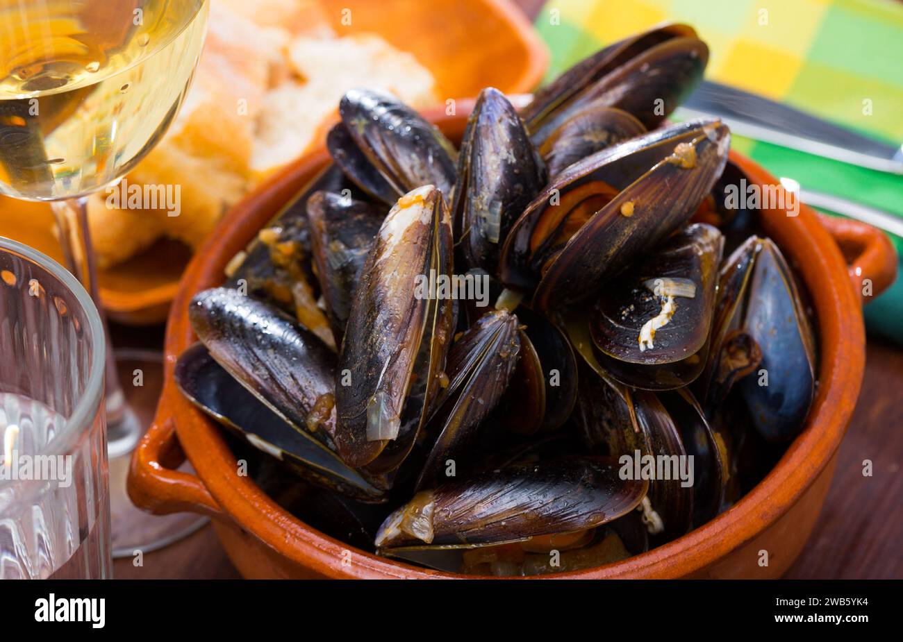 Gourmet steamed mussels Stock Photo - Alamy
