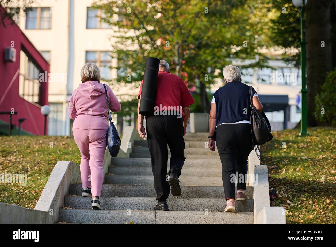 A group of senior friends takes a well-deserved break in nature ...