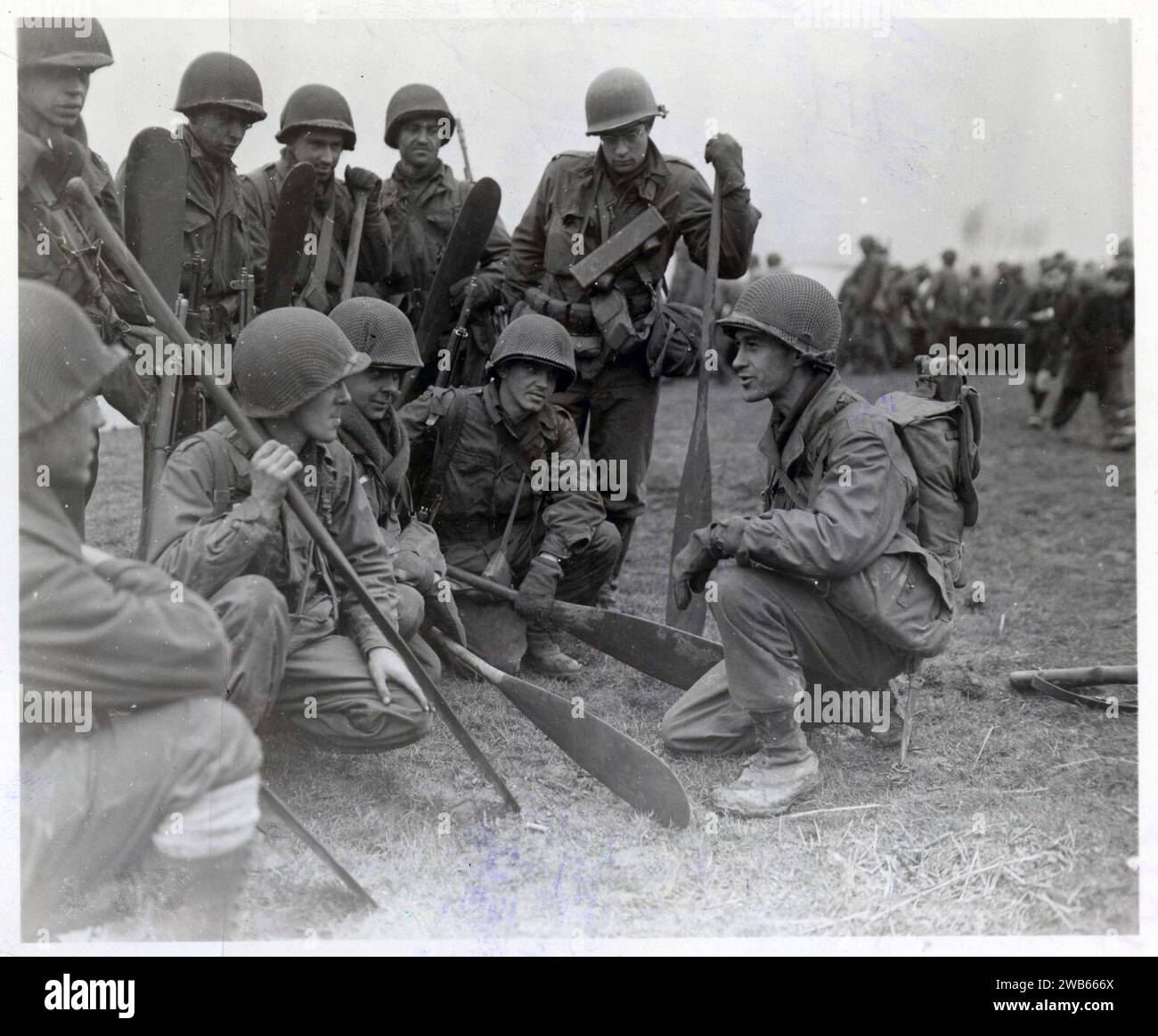 111-SC-368346 - Men of 35th Infantry Division receive instruction on ...