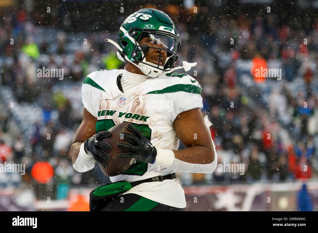 New York Jets running back Breece Hall (20) looks over his should while ...