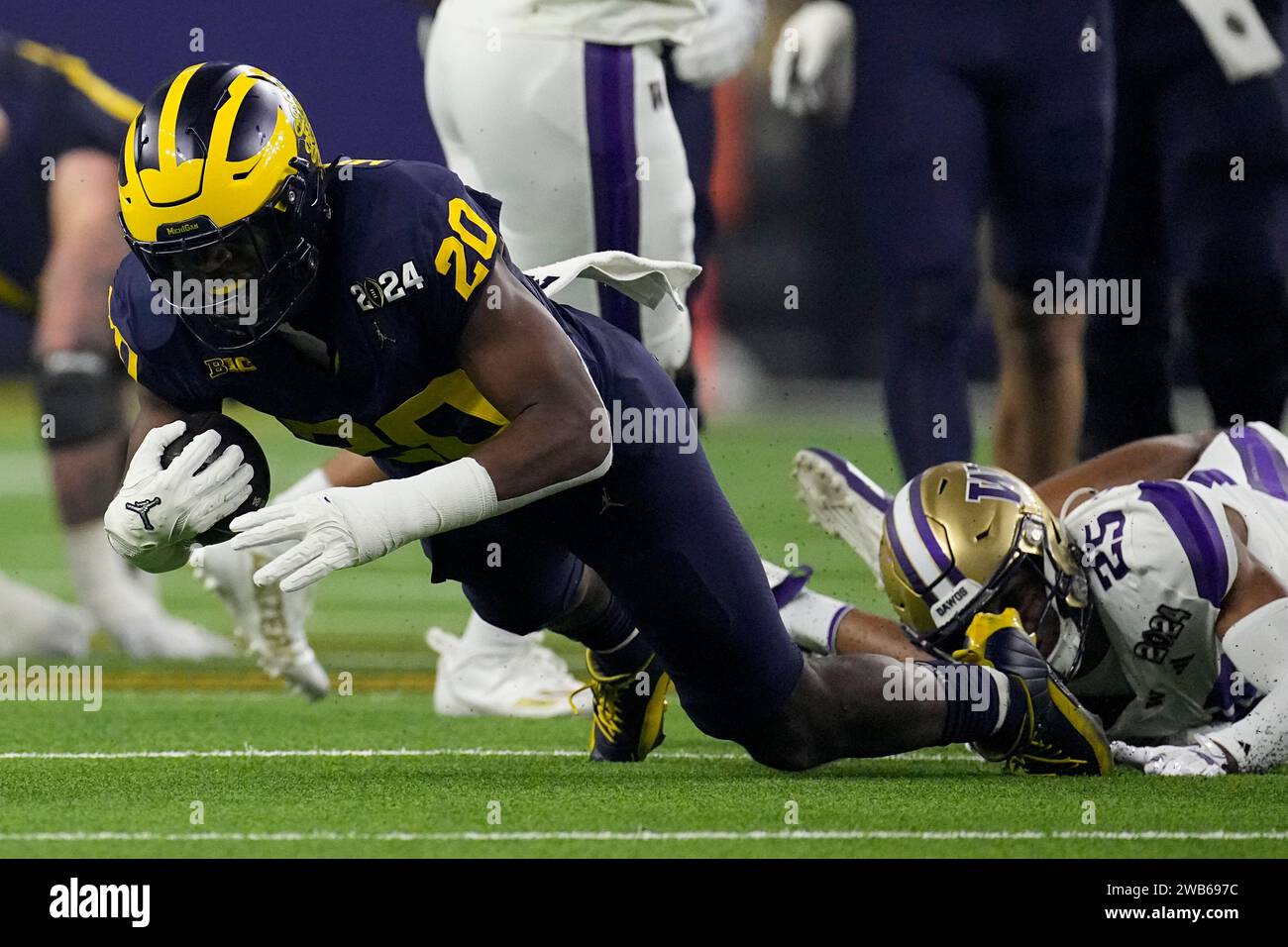Michigan running back Kalel Mullings is tackled by Washington ...