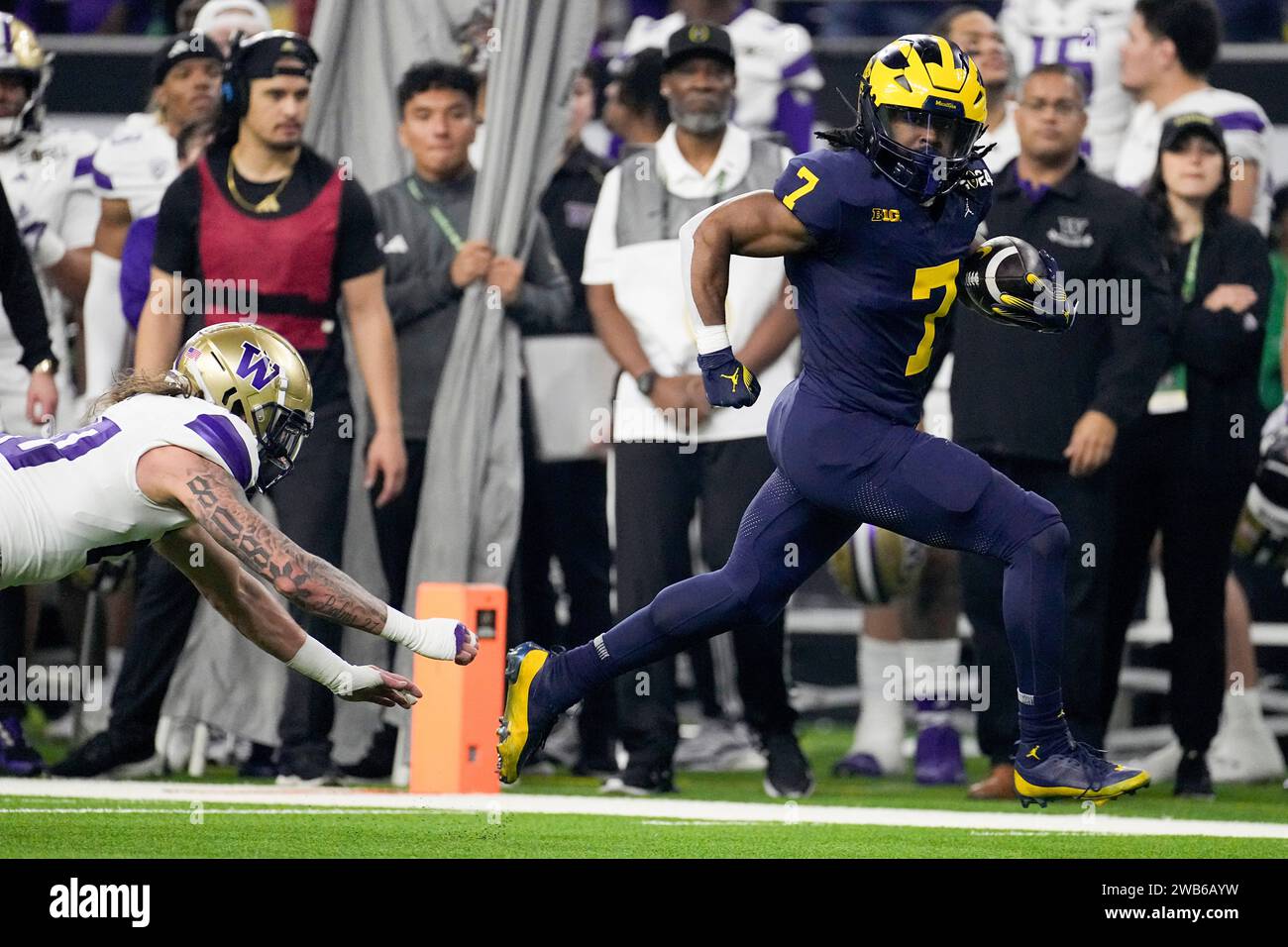 Michigan running back Donovan Edwards runs for a touchdown against ...