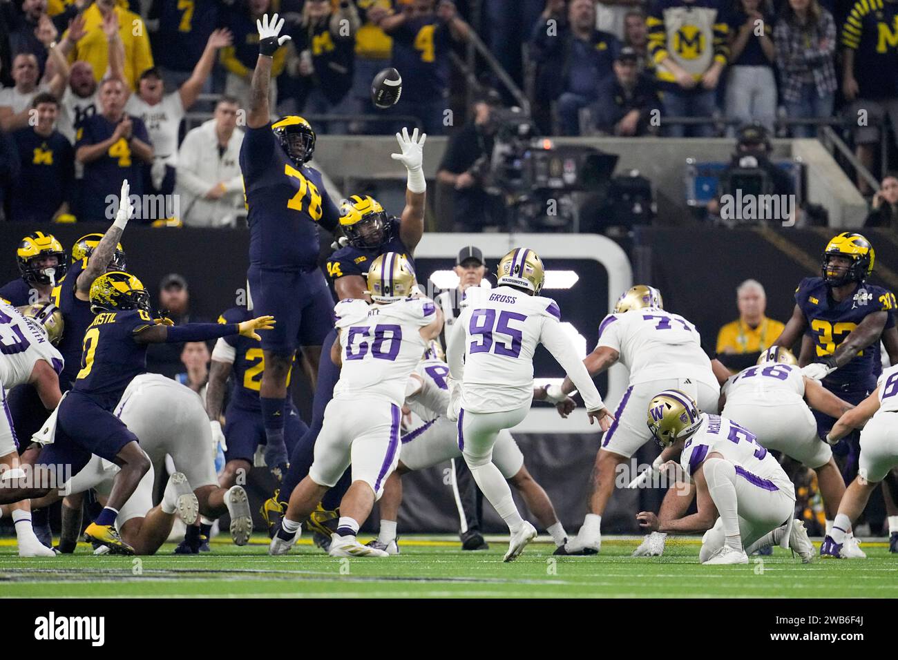 Washington place-kicker Grady Gross kicks a field goal against Michigan ...