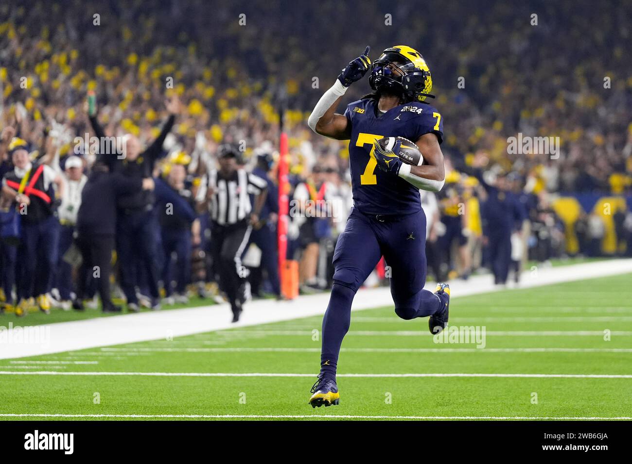 Michigan running back Donovan Edwards runs for a touchdown against ...