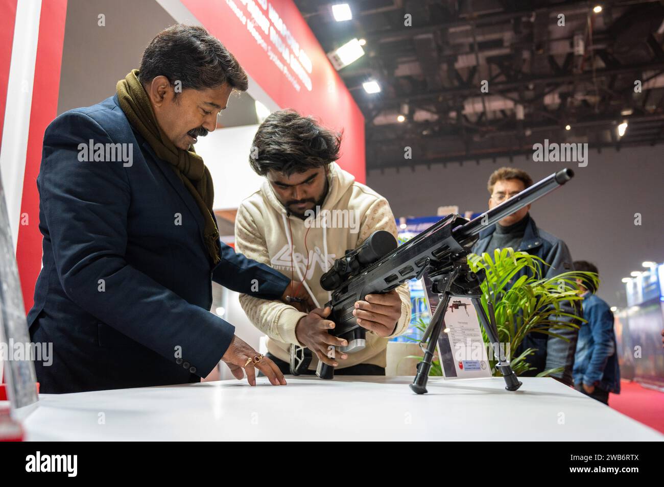 New Delhi, India. 08th Jan, 2024. Visitors look at the display of ...