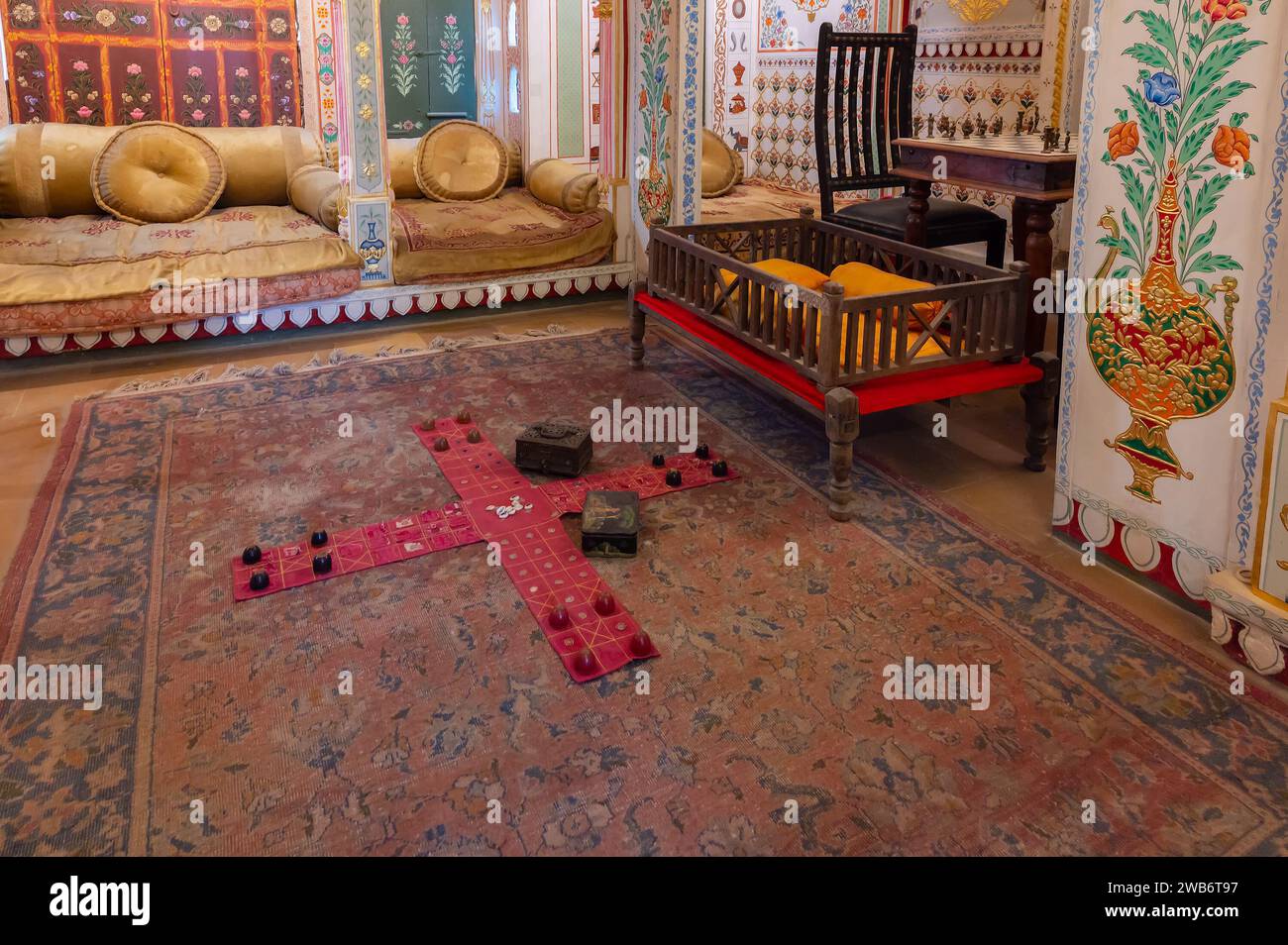 Traditional indian board game hi-res stock photography and images - Alamy